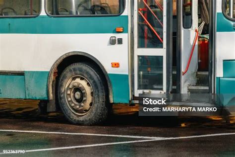 문과 버스 바퀴와 복사 공간 배경에 대 한 녹색 여행 버스의 측면 보기 관광 여행 버스의 닫습니다 버스에 대한 스톡 사진 및 기타 이미지 Istock