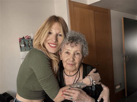 La Historia De Agustina Y Sol Adopta Un Abuelo