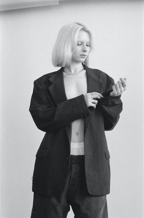 고전적인 스타일 금발 꾸뛰르 단순한 단조 대담한 도시의 디자인 로고 매혹적인 모델 미니멀리스트 복장 블랙