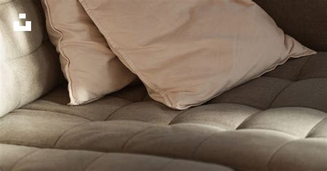 그 위에 베개 두 개가 있는 소파 사진 Unsplash의 무료 증권 시세 표시기 이미지