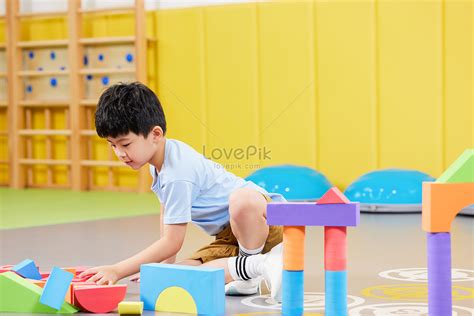 빌딩 블록을 가진 어린 소년 사진 무료 다운로드 Lovepik