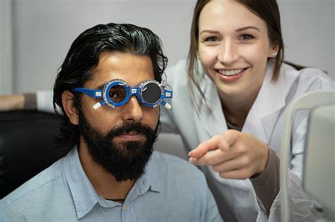 안과 의사는 현대 장비를 갖춘 클리닉에서 남성 환자를 검사합니다 눈 검사에 대한 스톡 사진 및 기타 이미지 눈 검사 인도 민족 25 29세 Istock