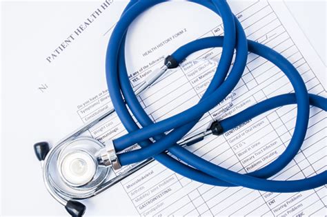 종이 양식 환자 병력 그리고 그것에 청진 기입니다 등록 환자 진료소 또는 병원 예비 진단에 대 한 질병 및 주치의 진단에 대 한 정보를 수집의 개념 보살핌에 대한 스톡 사진