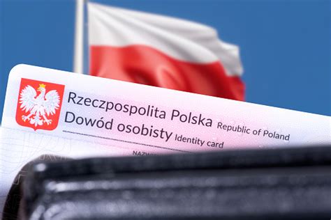 Documento De Identidad Polaco Y La Bandera De La República De Polonia