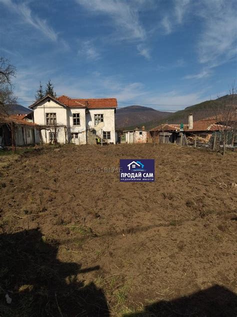 Двуетажна къща с Медвен Двуетажна къща 124 кв м РЗП 1000 кв м двор Къщи Вили Медвен