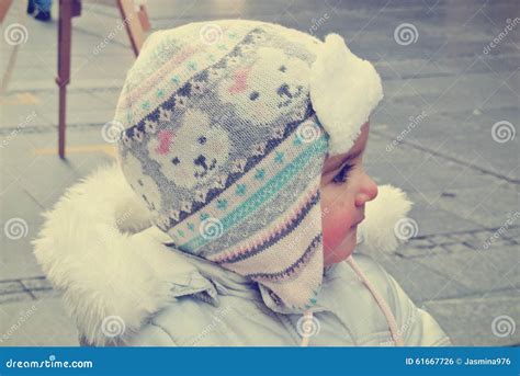Милая маленькая девочка на улице в зиме ретро стиль Instagram Стоковое Фото изображение