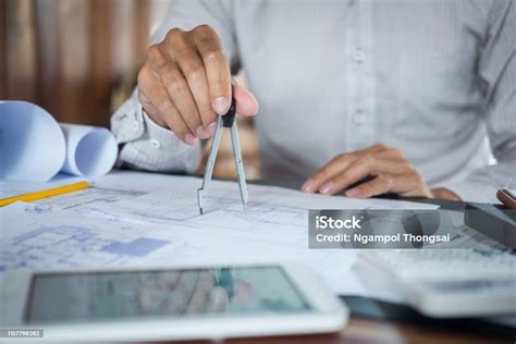 건축 엔지니어링 또는 건축가가 작업장에서 청사진 검사를 하는 동안 건축 프로젝트 작업에 대한 정보 도면 및 스케치를 확인합니다 개선에 대한 스톡 사진 및 기타 이미지