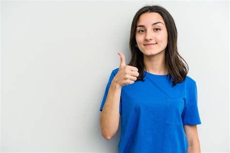 Sonriendo Y Levantando El Pulgar Foto Premium