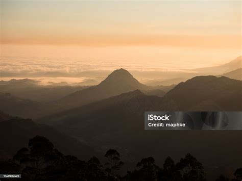 미라도르 엘 피투 델 피토의 일출 파노라마 전망대 계단 카라비아 바하 피코스 데 유로파 산맥 아스투리아스 스페인 0명에 대한 스톡 사진 및 기타 이미지 Istock