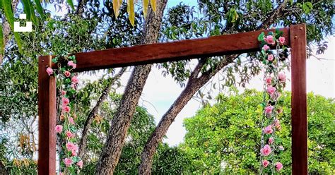 녹색과 분홍색 잎 나무 아래 갈색 나무 벤치 사진 Unsplash의 무료 여가 이미지