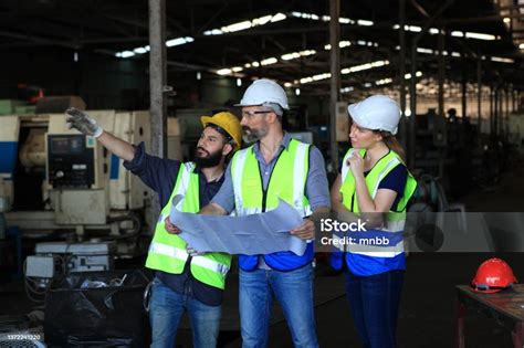 공장에서 생산 또는 유지 보수 대형 기계 산업을 위해 현장에서 작업하는 엔지니어 3 명에 대한 스톡 사진 및 기타 이미지 3 명 30 34세 35 39세 Istock