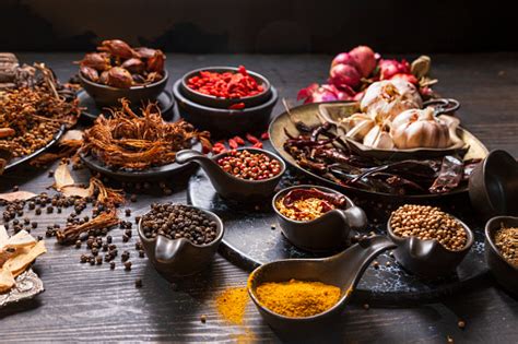 다양한 요리를 요리하기위한 향신료 세트 나무 바닥에 놓습니다 0명에 대한 스톡 사진 및 기타 이미지 0명 건강한 식생활 고기 Istock