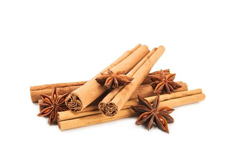 계피 스틱과 아니스는 흰색 배경에 고립되어 있습니다 시나몬 롤과 스타 아니스 베이킹 디저트 및 음료를 위한 매운 향신료 향긋한 계피 가루 텍스트의 위치 복사 공간 0명에