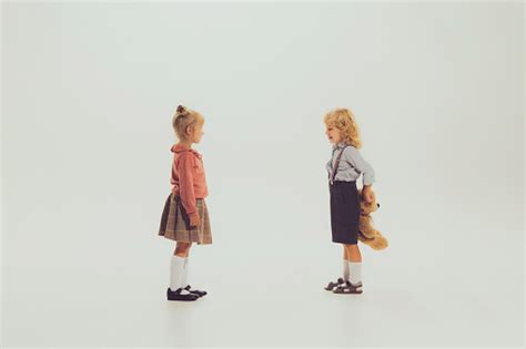 회색 스튜디오 배경 위에 고립 된 포즈를 취하는 두 명의 세련된 아이들의 초상화 등 곰 장난감 뒤에 숨어있는 소년 2 3 살에 대한 스톡 사진 및 기타 이미지 Istock