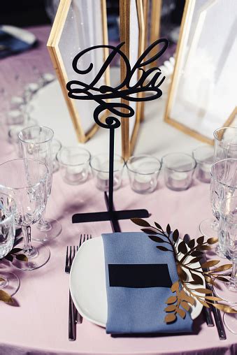 테이블 웨딩 연회 또는 결혼식 이벤트 캐 터 링에 대 한 설정 합니다 축 하 파티 웨딩 개념입니다 신부 및 신랑의 손님 테이블 장식 웨딩 꽃 테이블 예약 이벤트 0명에 대한