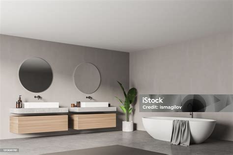 현대적인 욕실 인테리어에는 2개의 싱크대와 흰색 욕조가 있으며 에코 미니멀한 스타일로 꾸며진 다 콘크리트 벽 빈 복사 공간입니다 아무도 없습니다 3d 렌더링 0명에 대한