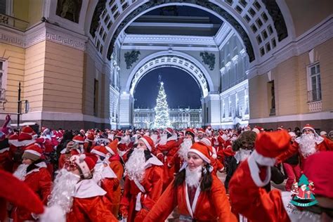 1200 се облякоха като Дядо Коледа за маратон в Санкт Петербург