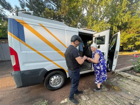 На Донеччині рятувальники евакуюють мешканців із небезпечних територій