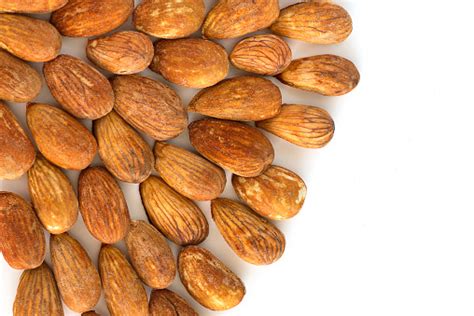 흰색 배경에 껍질을 벗긴 어린 아몬드 분리 견과류 항산화 0명에 대한 스톡 사진 및 기타 이미지 0명 개체 그룹 건강한 식생활 Istock