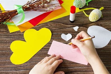 아이는 부활절 엽서 부활절 치킨 세부 사항을 그립니다 Handmade 아이 들을 위한 창의력 수공예품 공예품의 프로젝트 개념에 대한 스톡 사진 및 기타 이미지 Istock