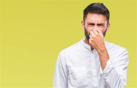 격리 된 배경 뭔가 냄새 나 고 역 겨 운 냄새 참을 냄새 코에 손가락으로 잡고 숨을 성인 히스패닉 남자 나쁜 냄새 개념입니다 공포 무서움에 대한 스톡 사진 및 기타 이미지