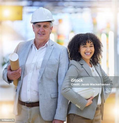 남자 여자 그리고 건설 개발 건축 산업 또는 건축 회사의 초상화의 미소 프로젝트 관리 지원 또는 설계를 위한 행복한 팀워크 다양성 및 엔지니어링 협업 25 29세에 대한