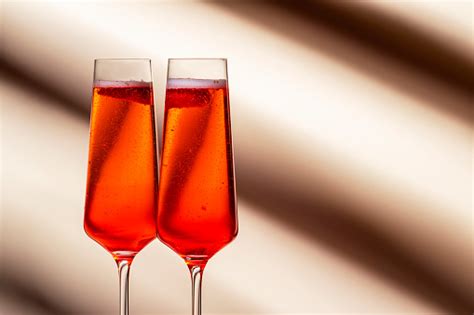 로시니 여름 알코올 칵테일 음료는 스파클링 와인 또는 프로 세코 딸기 퓌레 및 샴페인 잔에 얼음으로 마신다 베이지색 분홍색