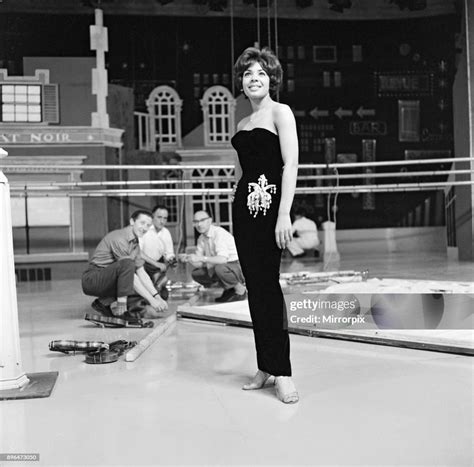 Shirley Bassey Wearing The Hip Hugging Black Velvet Dress That She News Photo Getty Images
