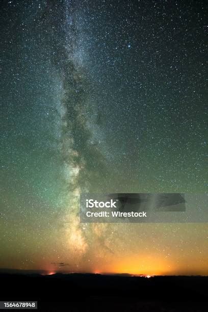 미국 워싱턴주 노스 캐스케이드 국립공원의 산불 위로 밤하늘을 비추는 길 0명에 대한 스톡 사진 및 기타 이미지 0명 경외감 꿈같은 Istock