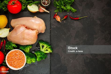 원시 닭고기 고기 채소 및 콩과 식물 과 성분 건강에 좋은 음식슈퍼 푸드의 집합입니다 복사 공간 음식 배경입니다 맨 위로 건강한 식생활에 대한 스톡 사진 및 기타 이미지