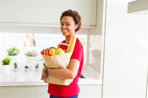 신선한 건강 식료품과 따기 야채의 전체 종이 가방을 들고 젊은 아름다운 아프리카 계 미국인 여성 가득 찬에 대한 스톡 사진 및 기타 이미지 Istock