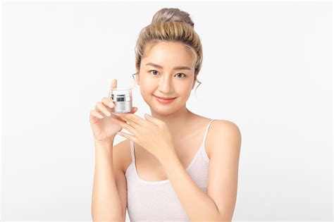 화장품 크림 빈 병 패션 모델 건강 건강 아름다운 소녀 피부 관리 및 얼굴 치료를 들고 행복 하 게 아름 다운 젊은 아시아 여성 흰색 배경에 격리 건강관리와 의술에 대한