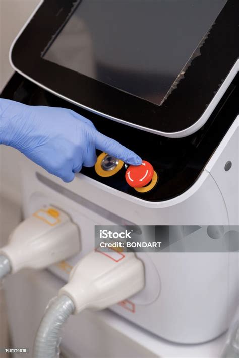 의사 또는 미용사가 얼굴 리프팅 절차를 위한 초음파 미용 장치의 버튼을 누르는 클로즈업 감소에 대한 스톡 사진 및 기타 이미지