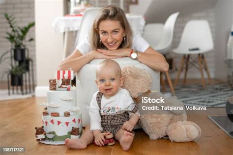 금발의 어머니와 그녀의 아이의 초상화 큰 파란 눈을 가진 아름다운 유아 어린이 가정 생일 부분 2명에 대한 스톡 사진 및 기타 이미지 Istock