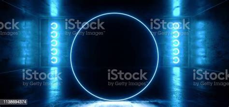 원형 모양의 네온 빛나는 푸른 활기찬 가상 현실 사이버 어두운 빈 그런 지 반사 콘크리트 홀 룸 무대 조명 공상 과학 미래 연단 클럽 3d 렌더링 0명에 대한 스톡 사진 및