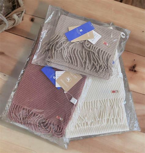 Blue Label Crestbridge Shawl Cashmere Scraf Womens Fashion Watches