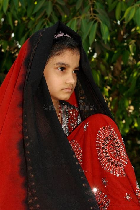Retrato Da Menina Indiana Imagem De Stock Imagem De Seriamente