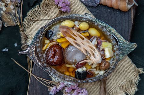 삶은 설탕 시럽을 곁들인 중국 디저트는 여기에 녹색 콩 연꽃 씨앗 기장 감 젤리 롱간 삶은 밀가루 및 설탕을 포함한 많은 곡물이 있습니다 0명에 대한 스톡 사진 및 기타