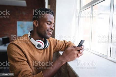 아프리카계 미국인 사업가 가 사무실에 서 머리 전화 떨어져서 데 비디오 통화 에 스마트 폰 경영자에 대한 스톡 사진 및 기타 이미지 경영자 금융 기업 문화 Istock