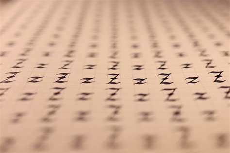 서예 문자 Z 학습 기술 종이 페이지 서예 문자 Z 배경입니다 워크 시트를 작성하는 문자 연습 필기 기호 채우기 패턴입니다 0