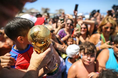 Furor Por La Selección Argentina En Las Playas De Mar Del Plata Tatuajes Camisetas Y La Copa