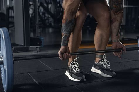 체육관에서 열심히 훈련 하는 남자 선수 피트니스와 건강한 생활 개념 강사에 대한 스톡 사진 및 기타 이미지 강사 건강한