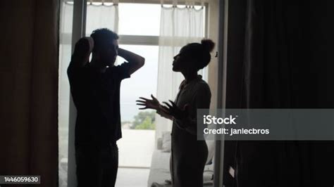 불행한 아프리카 민족 커플은 거실에서 싸우고 몸짓을 한다 관계 싸움 커플에 대한 스톡 사진 및 기타 이미지 커플 언쟁 실루엣 Istock