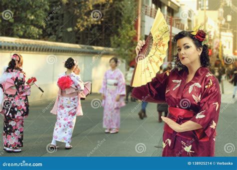 Kaukasische Frau Gekleidet Im Japanischen Kimono An Asakusa