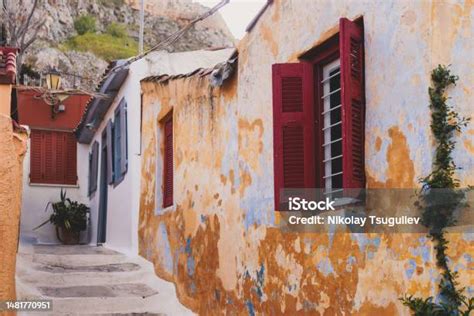 화창한 날에 전통적인 다채로운 그리스 가옥이 있는 그리스 아티카의 역사적인 플라카 동네에 있는 아나피오티카 마을 거리 전망 0