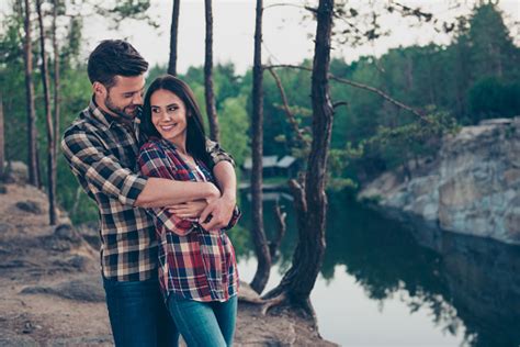 감정을 사람 여행 투어 원정대 신뢰 관리 기쁨 개념 로맨스 2 꽤 잘생긴 귀여운 부드러운 착용 캐주얼 체크 무늬 청바지 옷 남자 친구 여자 친구 함께 물 근처에서 시간을