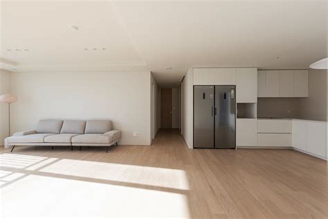 Design Wit 월요일 아침 단정한 공간에서 인사드려요 거실과 주방이 이어지는 이 공간은 조명을 켰을 땐 은은한 따뜻함이 감돌고 끄고 나면 햇살과 선으로만