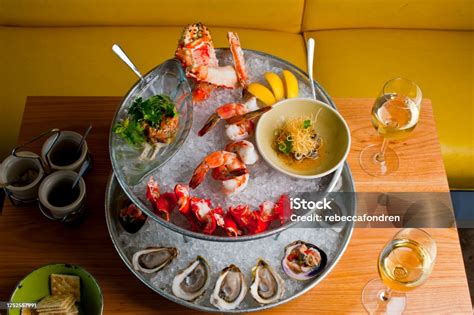 해산물 타워 클래식 한 미국 스테이크 하우스 레스토랑 애피타이저 또는 앙트레 즐겨 찾기 신선한 랍스터 꼬리 굴 눈 게 발톱 킹 게 다리 점보 새우 면도기 조개 캐비어는