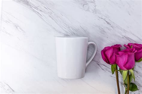 발렌타인 데이를 위한 분홍색 장미 플랫 레이와 흰색 대리석 배경에 흰색 머그컵 모형 복사 공간 텍스트 추가 로고 아트워크 0명에