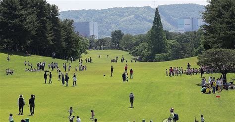 잔디밭에서 뛰어노는 어린이들